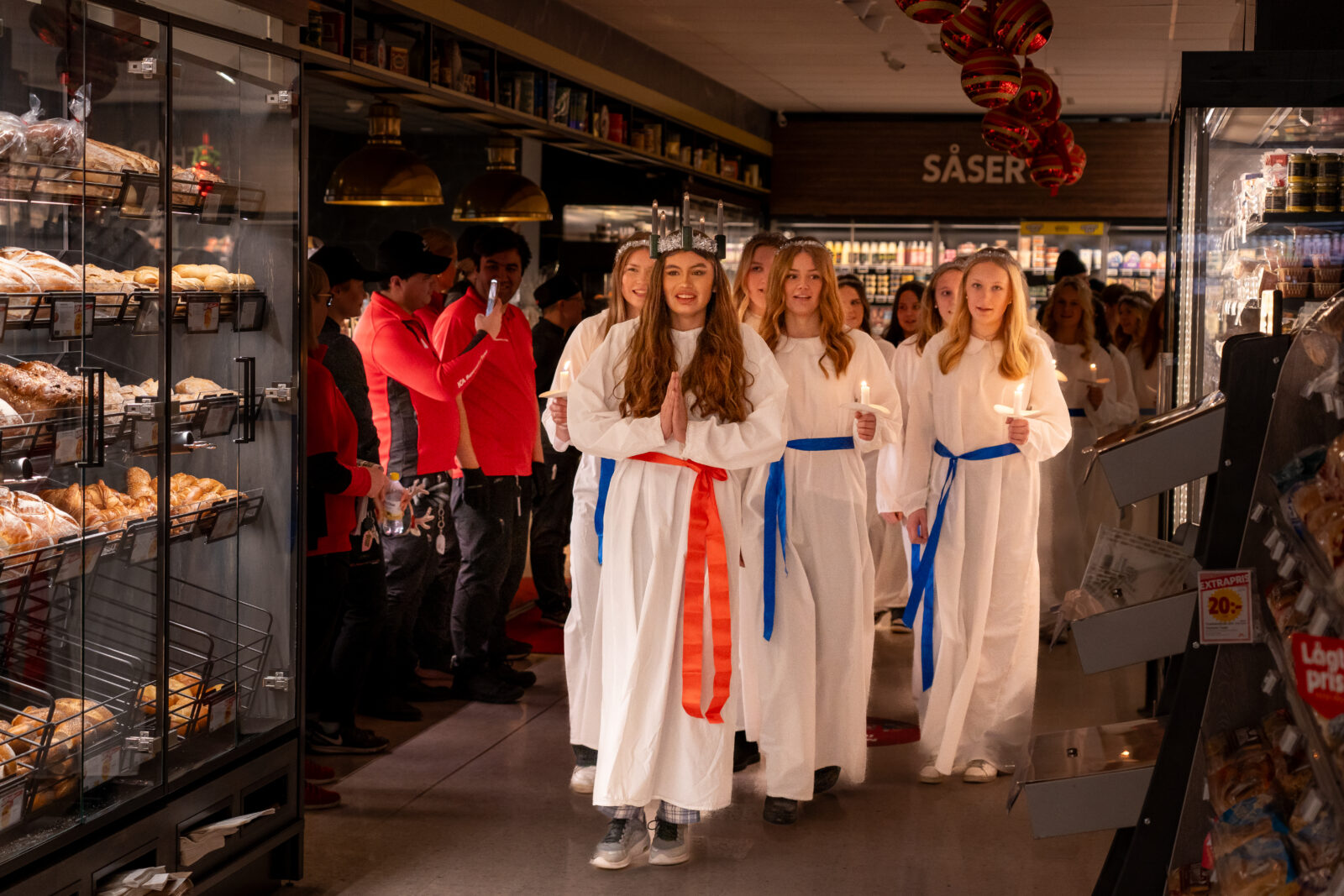 Södra skolans lucia med följe gästade ICA – Sveg.se